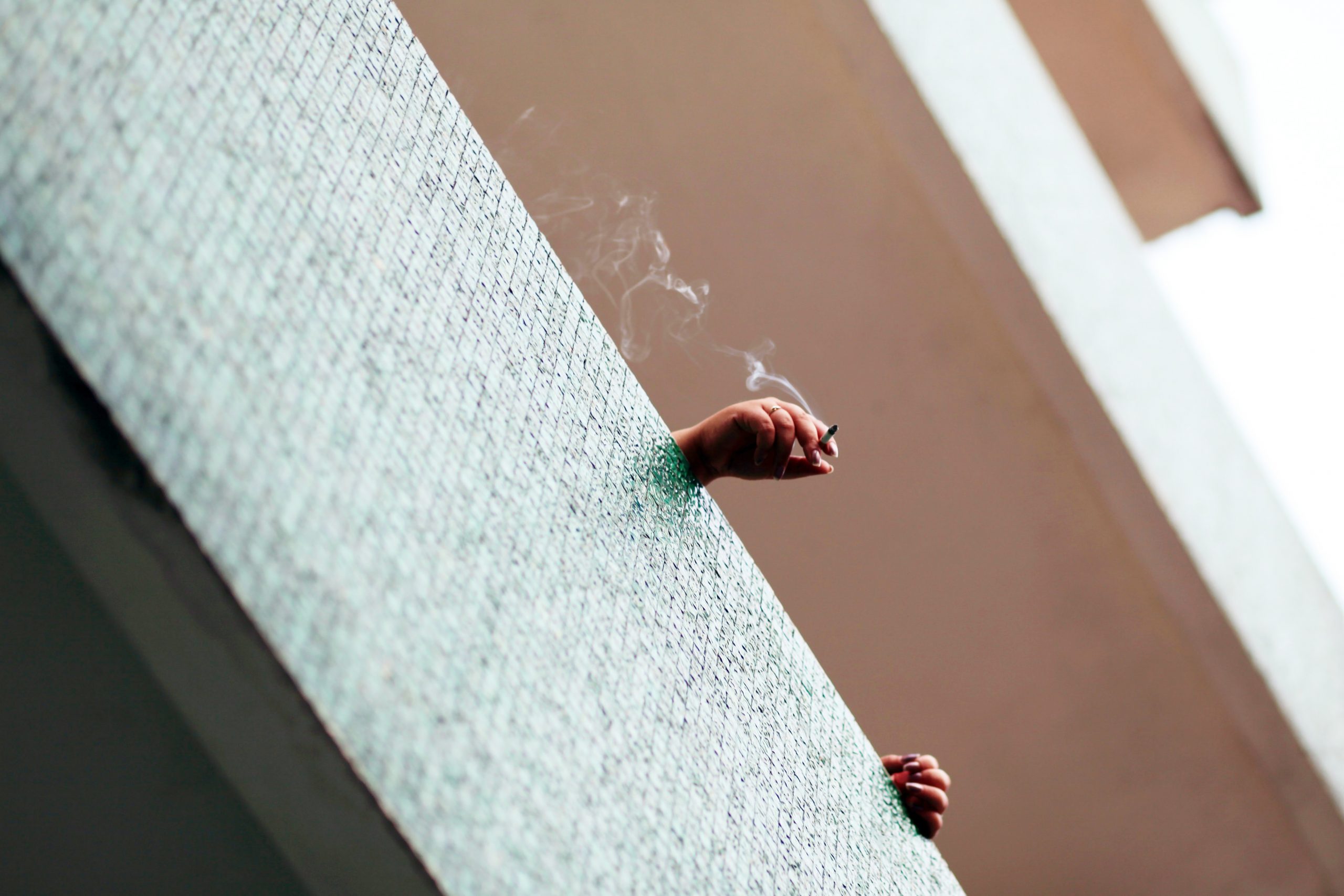 Parvekkeella tupakointi - Acetium